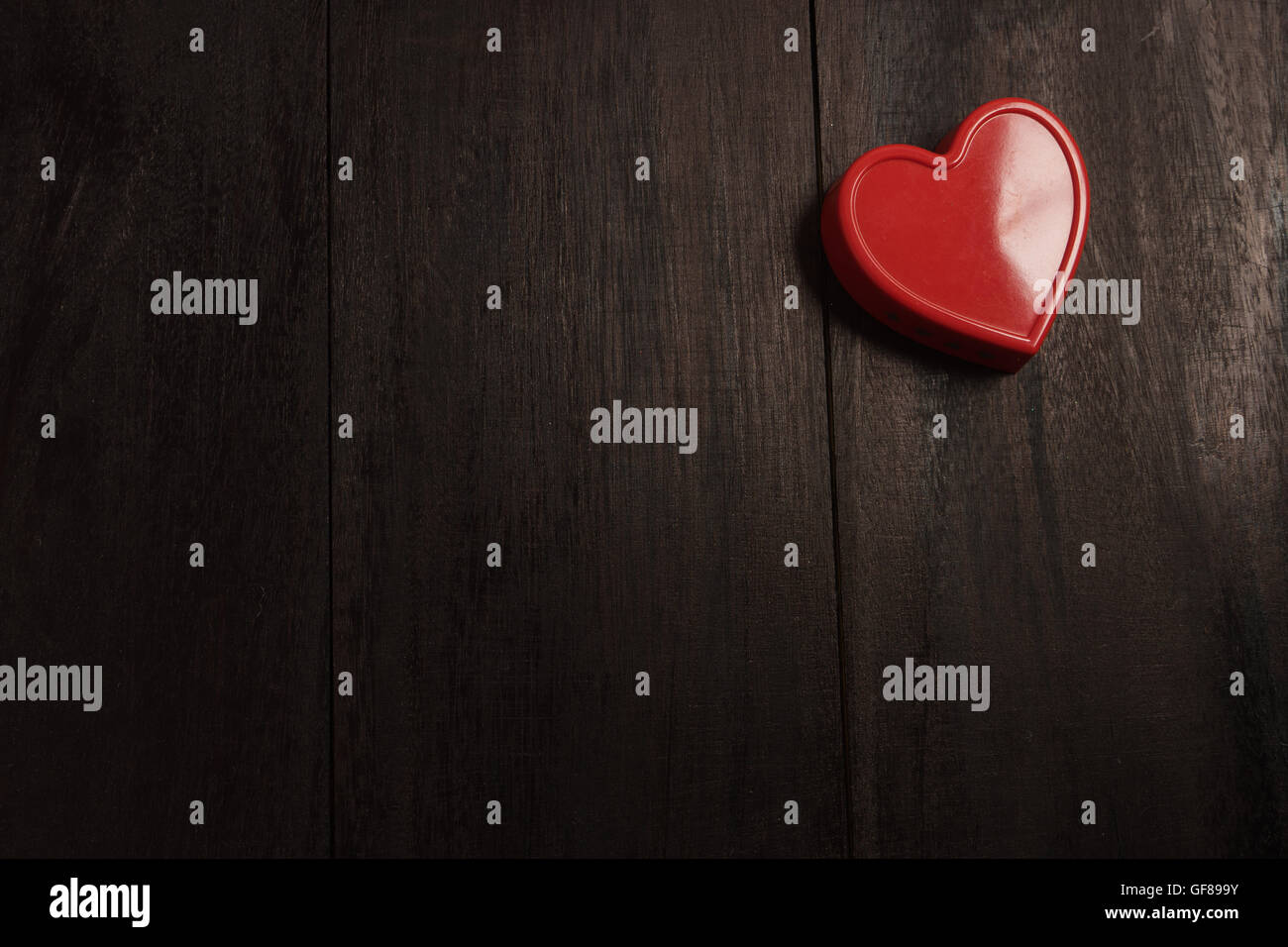 red heart on a background of wood Stock Photo - Alamy
