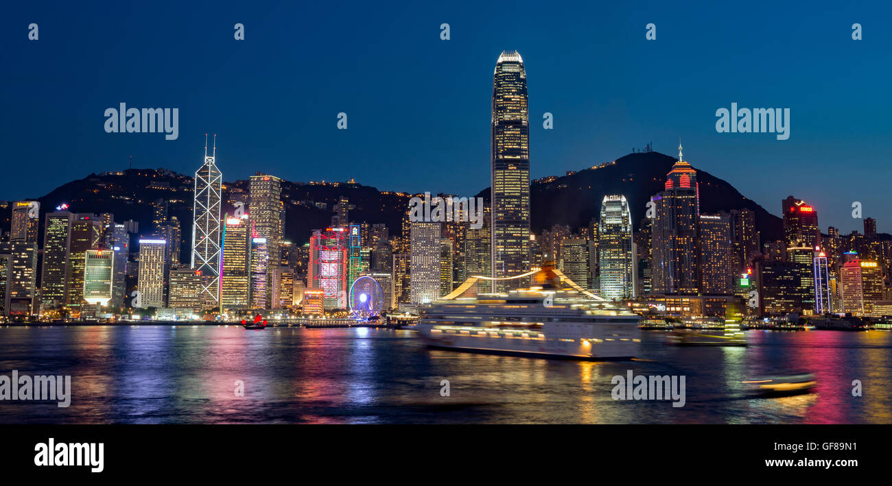 Asian tourists hong kong skyline hi-res stock photography and images ...