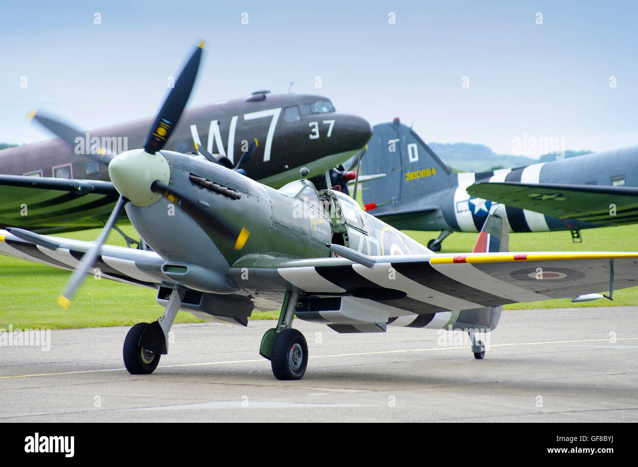 Spitfire invasion stripes hi-res stock photography and images - Alamy