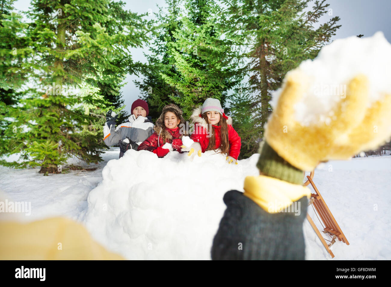 Kids playing snowballs hi-res stock photography and images - Alamy