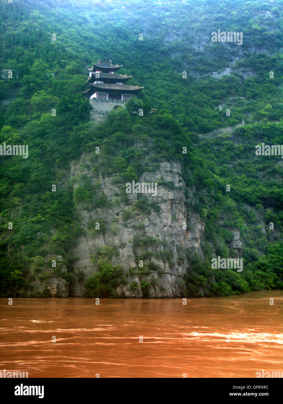 Mountainside temple on a riverbank of the Yangtze River in China Stock ...