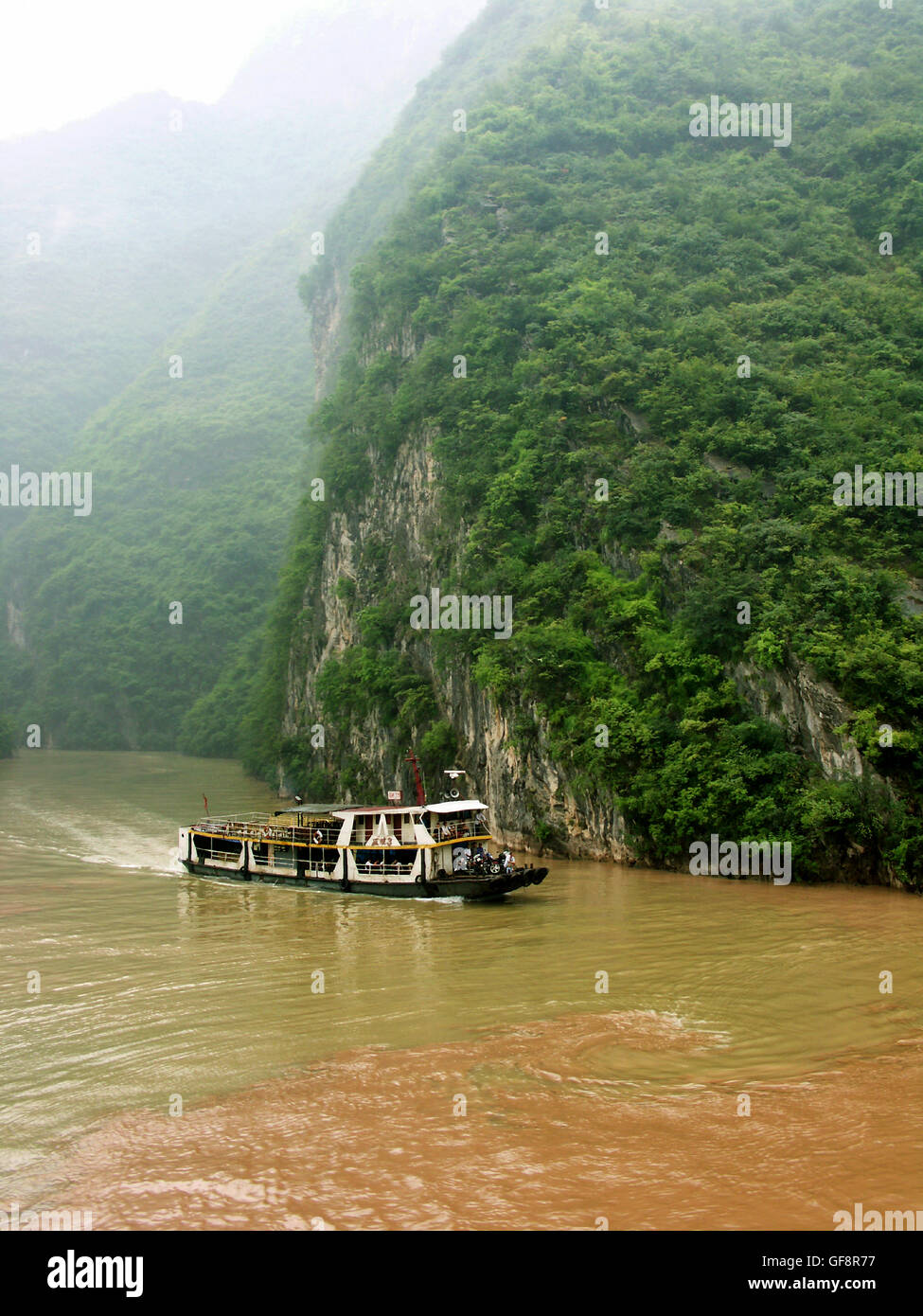 Small boat in Xiling Gorge, the easternmost of the Three Gorges on the ...