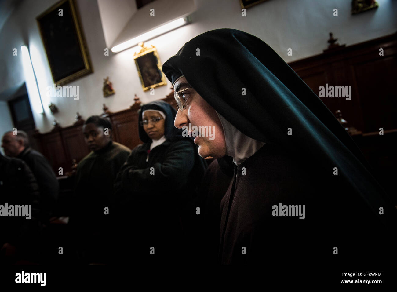 Nuns hi-res stock photography and images - Alamy