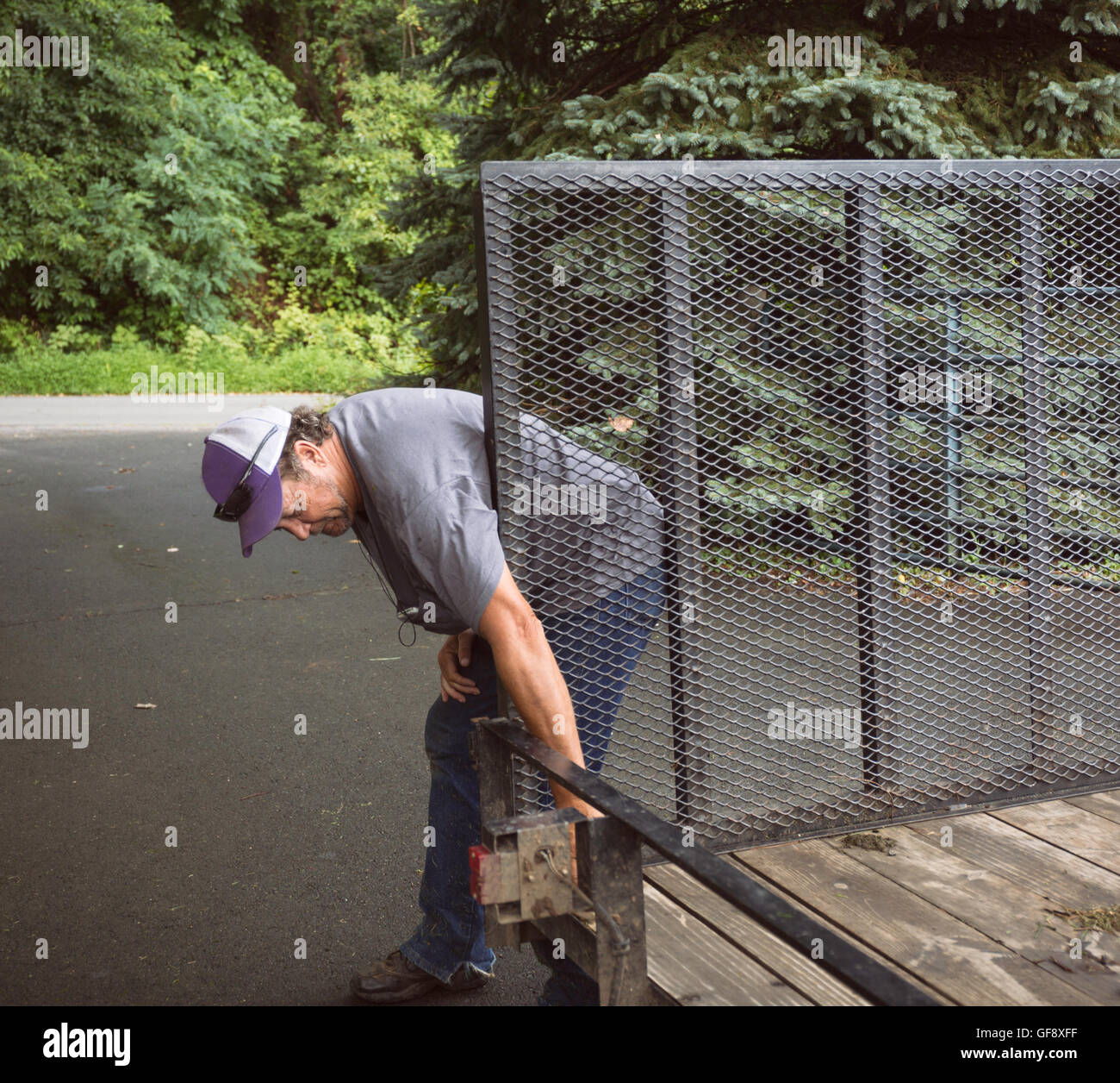 Man loading trailer hi-res stock photography and images - Alamy