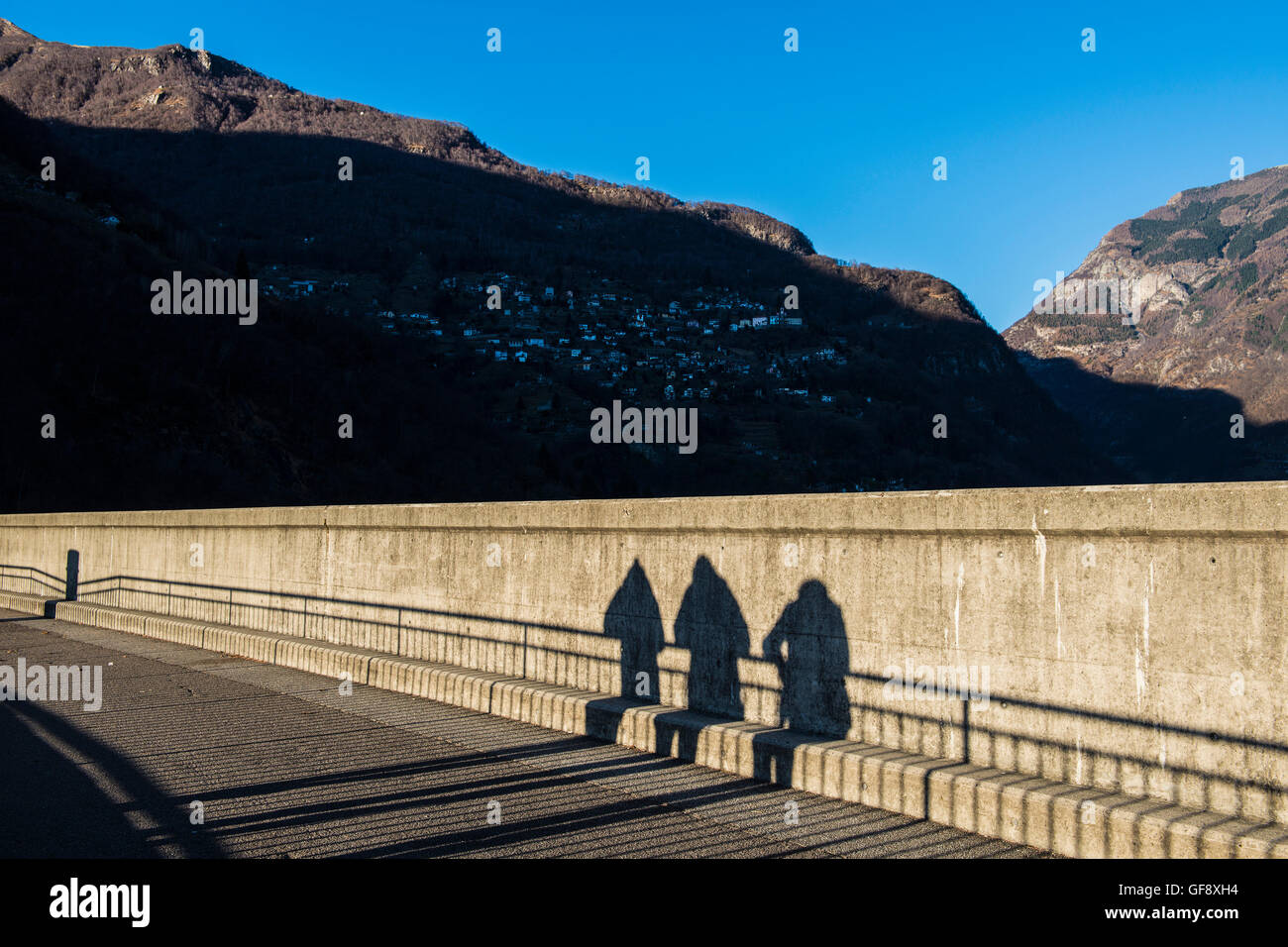 Verzasca Dam Stock Photos & Verzasca Dam Stock Images - Alamy
