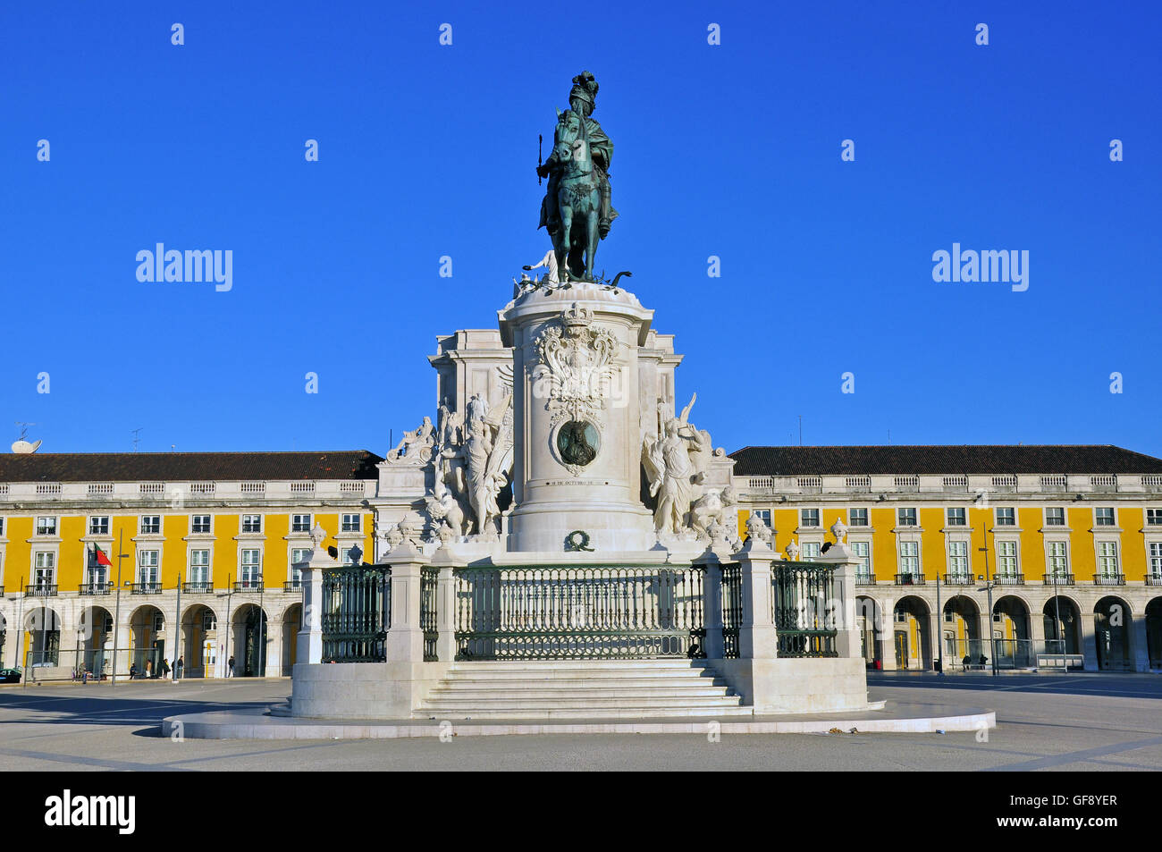 Empty center of commerce hi-res stock photography and images - Alamy