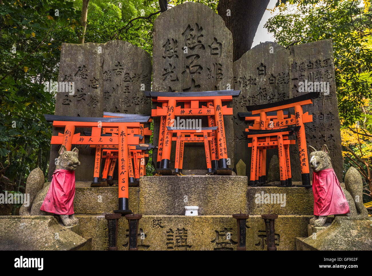 Fox japan shrine hi-res stock photography and images - Alamy