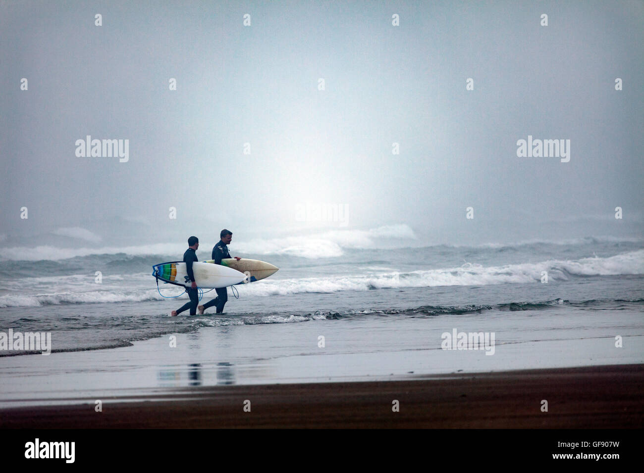 Cornwall surfers sunset hi-res stock photography and images - Alamy
