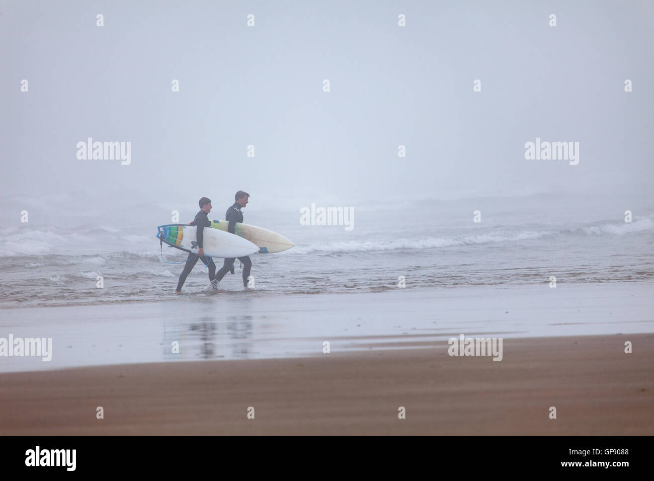 Boy and girl surfers hi-res stock photography and images - Alamy