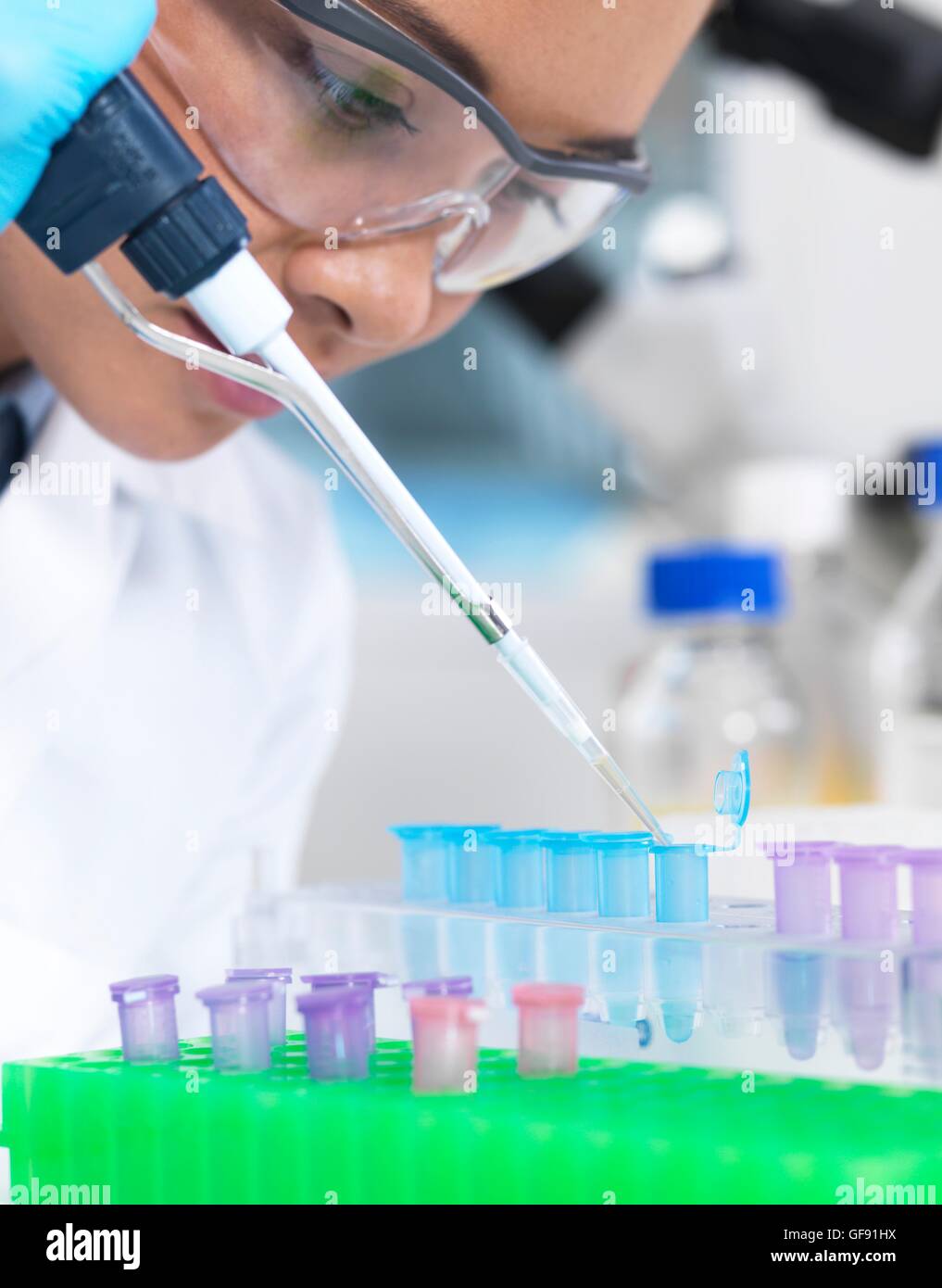 Analysing analysis dna sample hi-res stock photography and images - Alamy