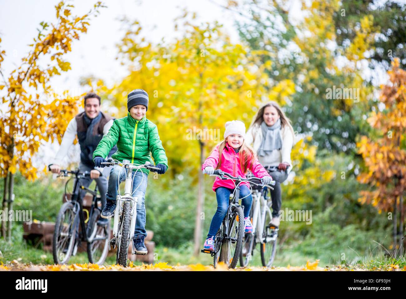 Full family hi-res stock photography and images - Alamy