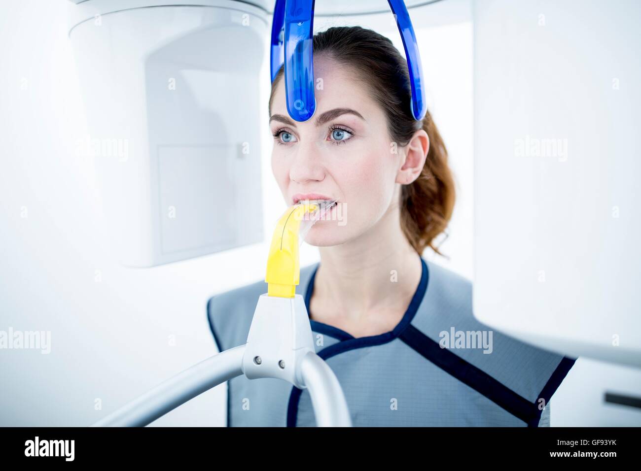 MODEL RELEASED. Young woman having x-ray in clinic Stock Photo - Alamy