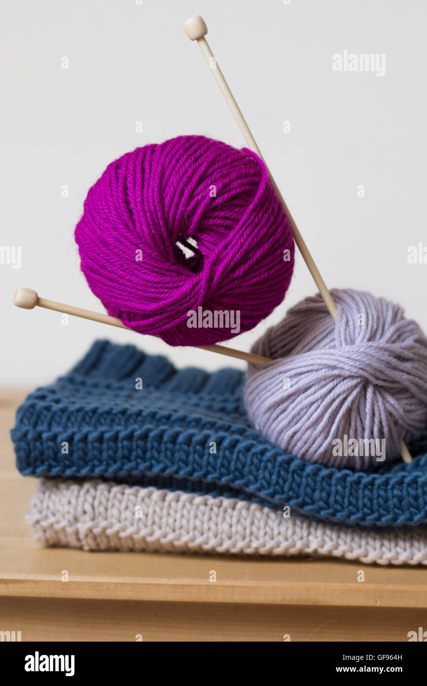 Knitting wool and needles hi-res stock photography and images - Alamy