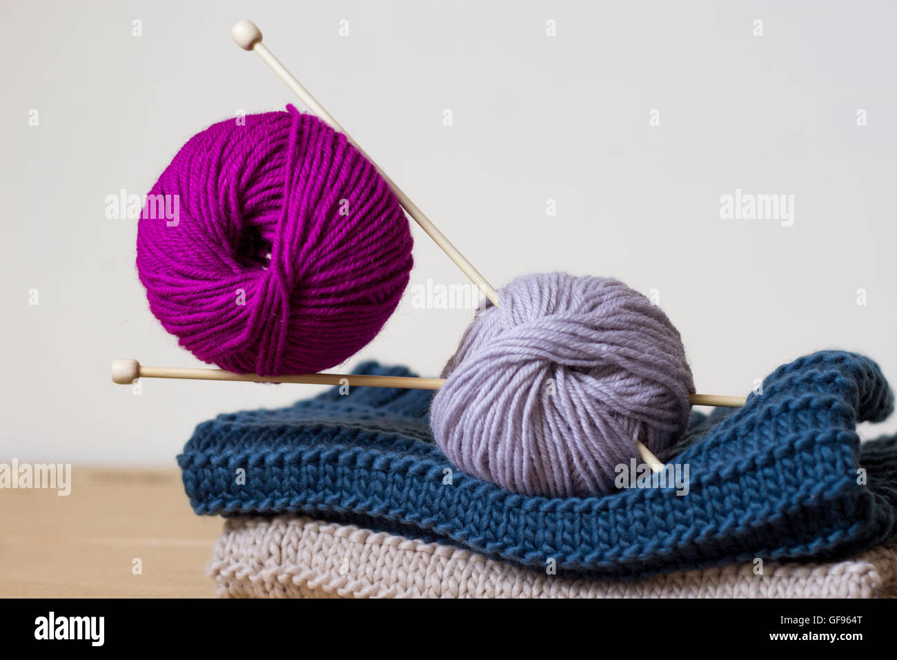 Knitting wool and needles hi-res stock photography and images - Alamy