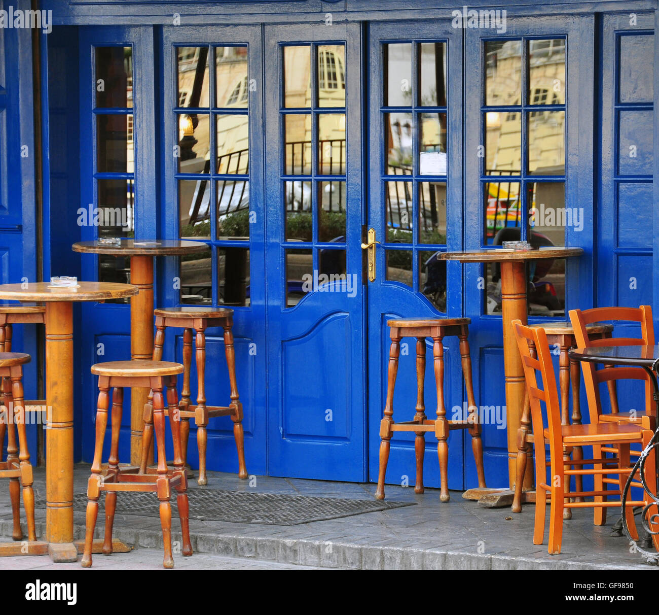 Facade of an irish traditional bar on the street Stock Photo - Alamy
