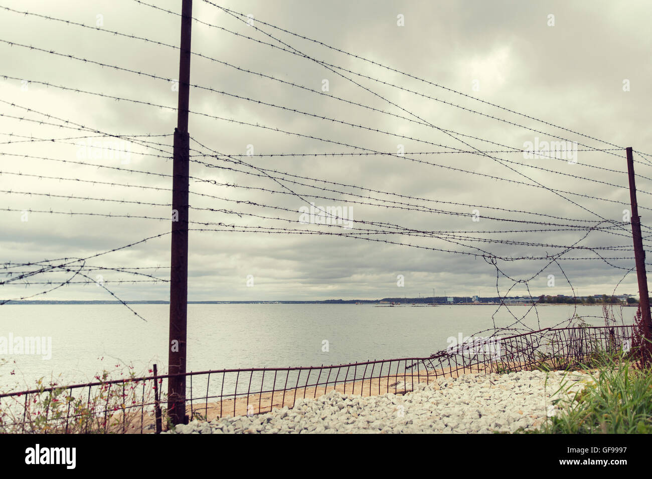 Broken barbed wire fence hi-res stock photography and images - Alamy