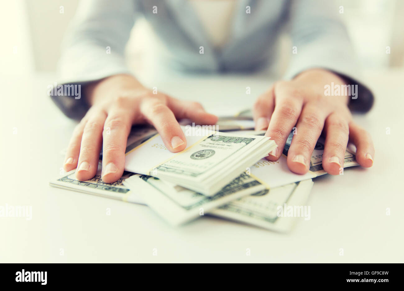 close up of woman hands counting us dollar money Stock Photo - Alamy