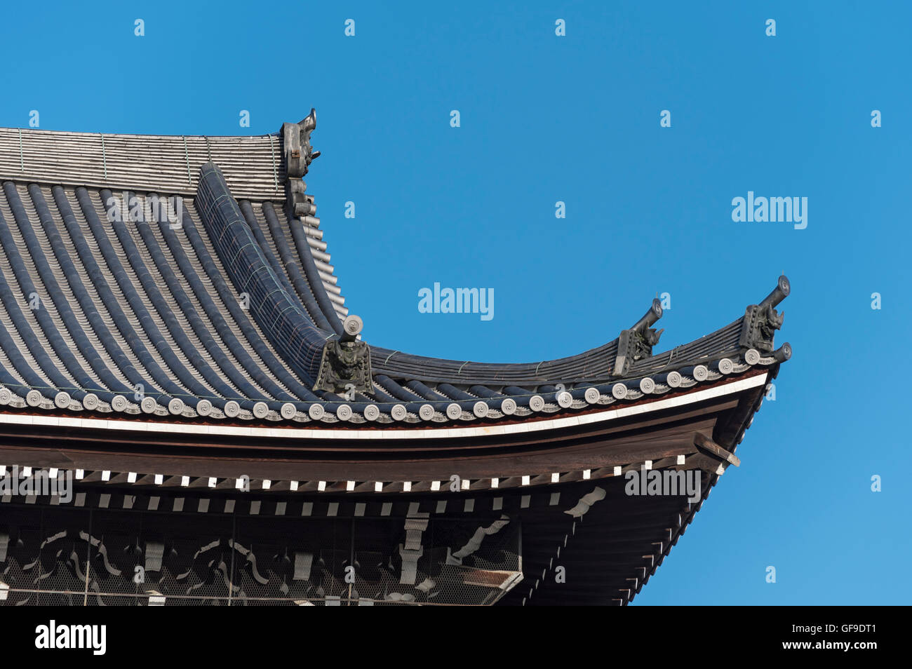 Close-up of roof of Sanmon Gate of Chion-in (Chionin) Temple, Kyoto ...