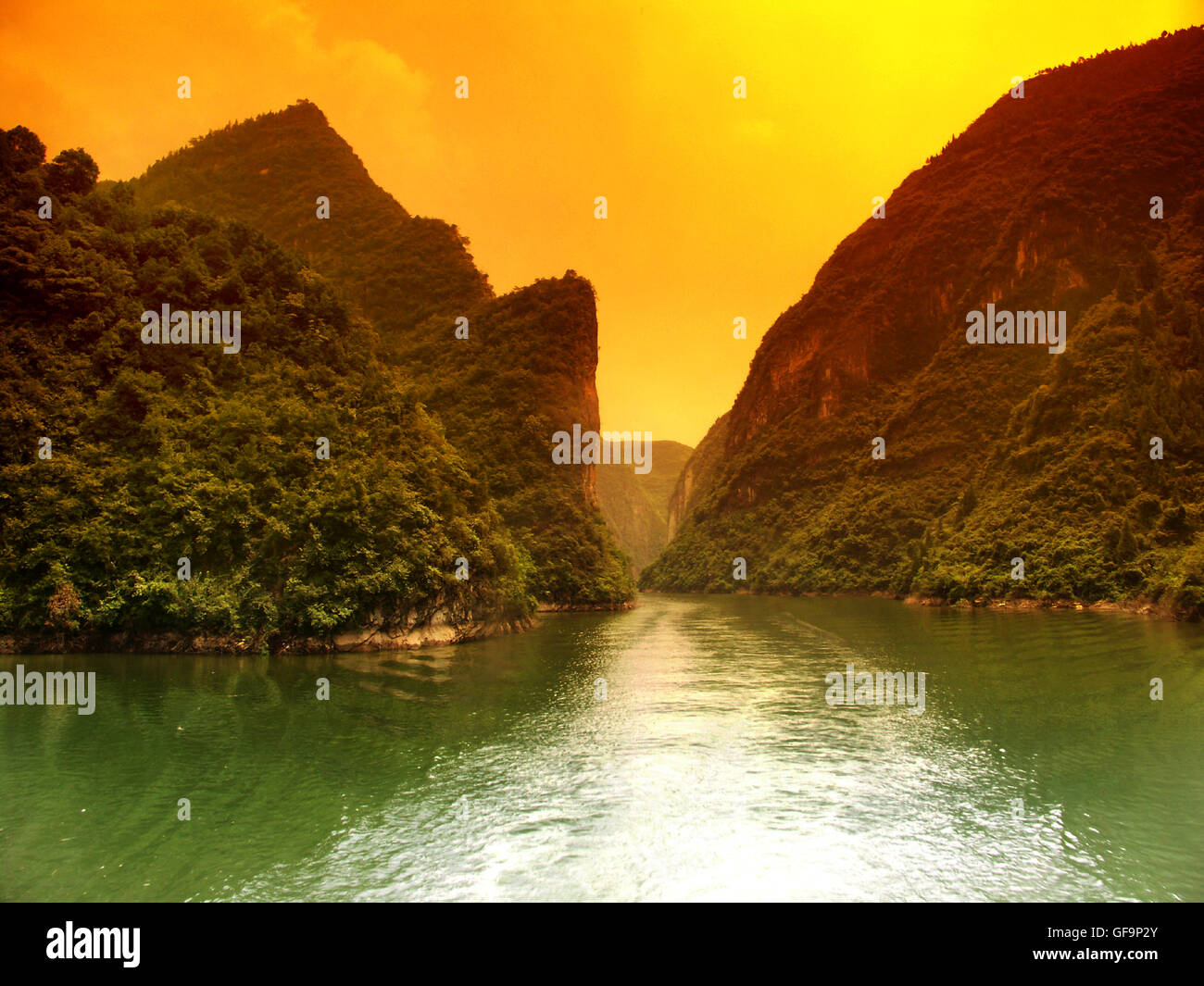 Shennong river boat hi-res stock photography and images - Alamy