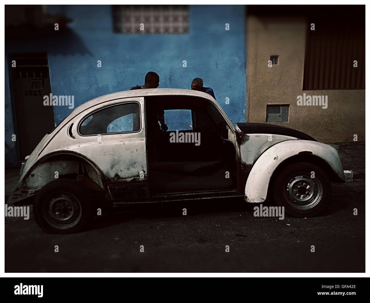 a broken Volkswagen beetle in the suburb of Sao Paulo Stock Photo - Alamy