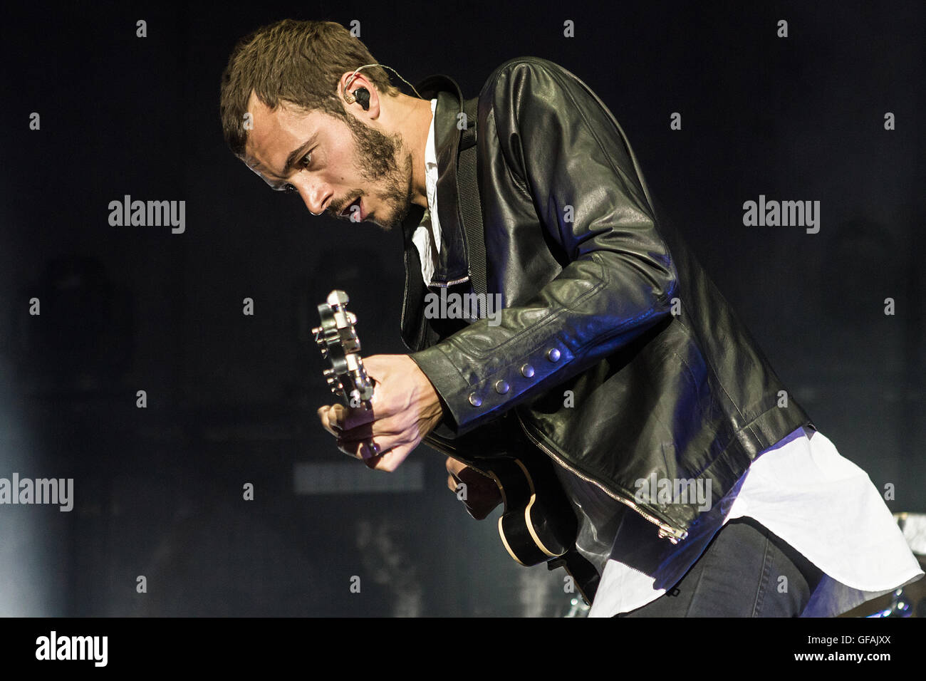 Tom smith of the editors performing on the main stage hi-res stock ...