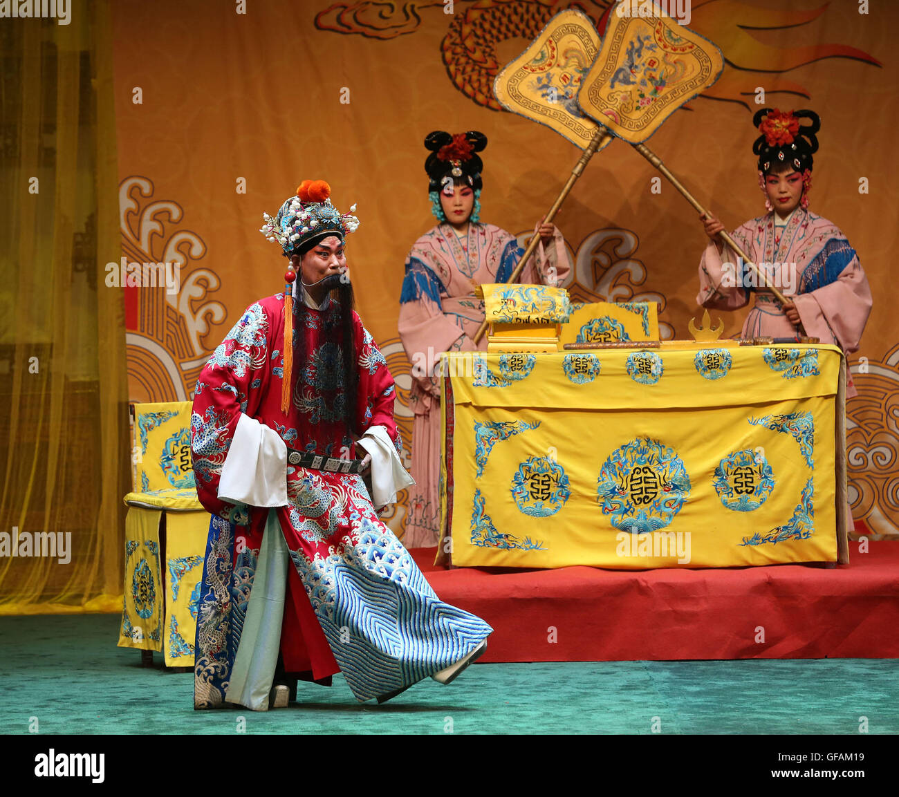 Actors dance on stage festival hi-res stock photography and images - Alamy