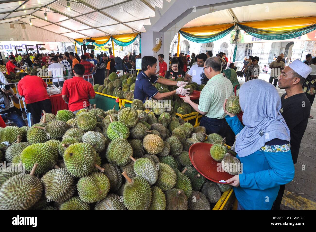 Kuala Lumpur, Malaysia. 30th July, 2016. People choose durian fruits ...
