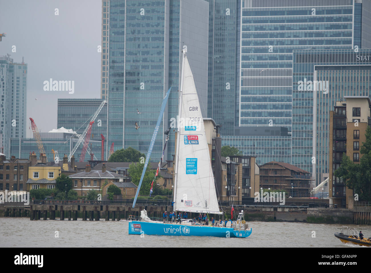 Passing the millennium dome and canary wharf hi-res stock photography ...