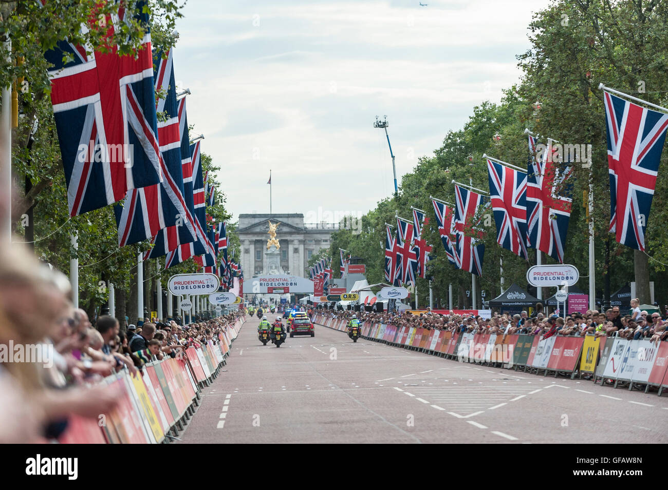 London, UK. 30 July 2016. Elite women take part in the Classique cycle ...
