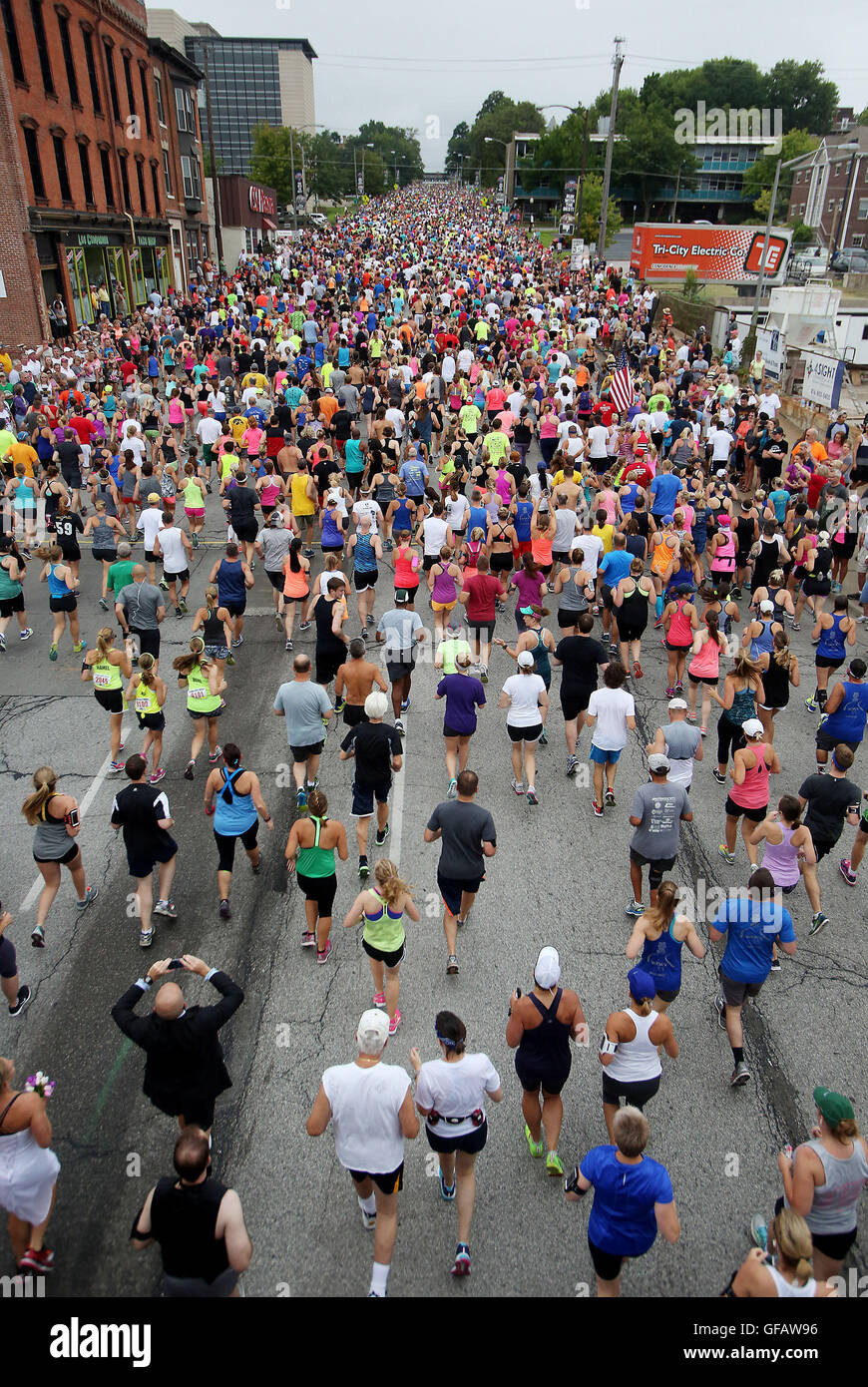 Davenport, Iowa, USA. 30th July, 2016. Runners make their way up the ...