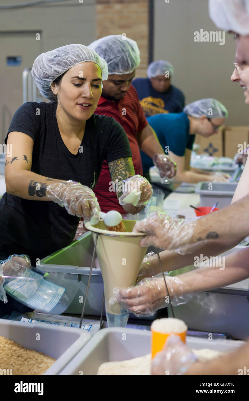 Prepare packages hi-res stock photography and images - Alamy