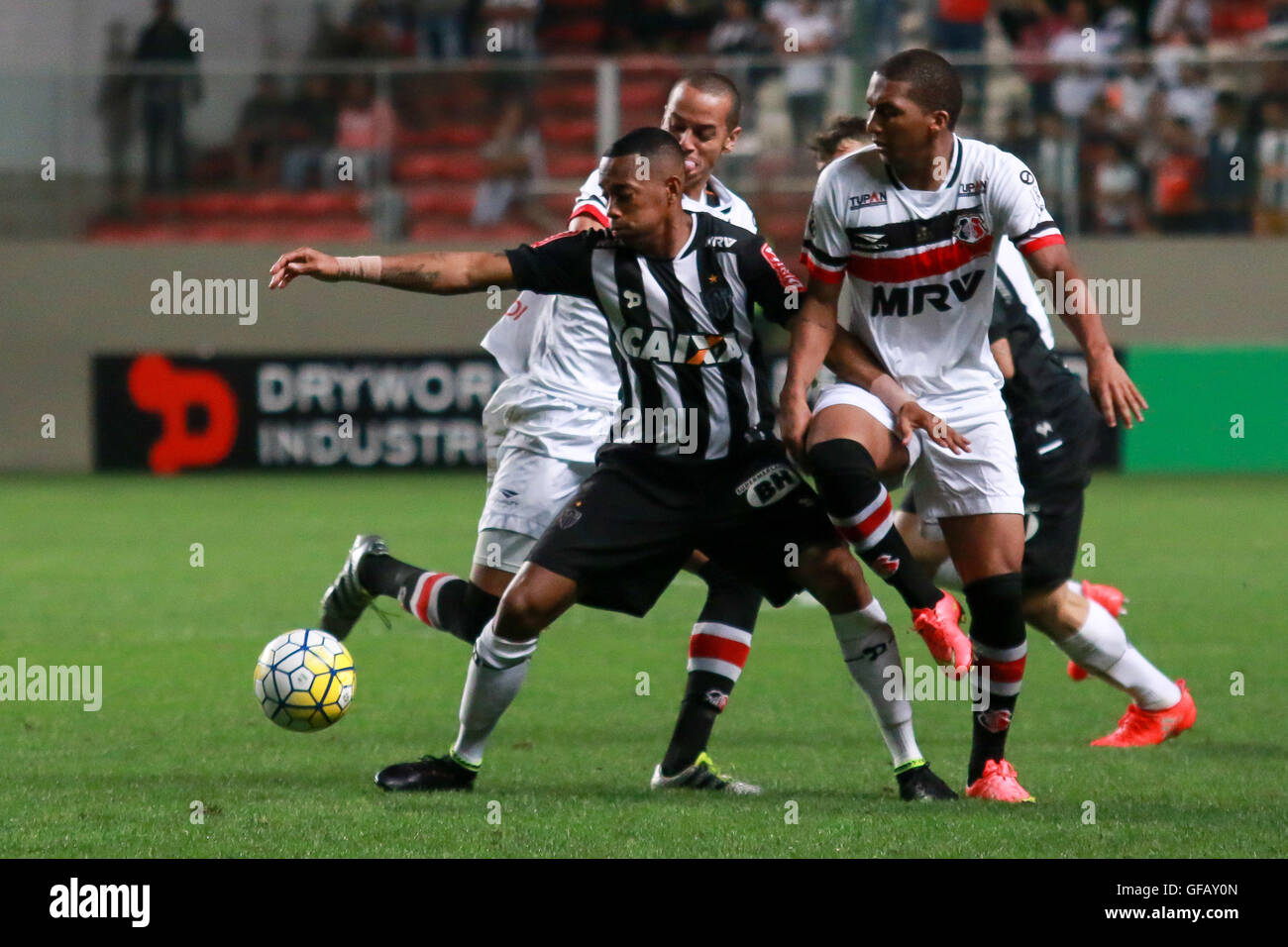 Robinho, Atletico-MG, tries to escape two markers for Atl?tico-MG x ...