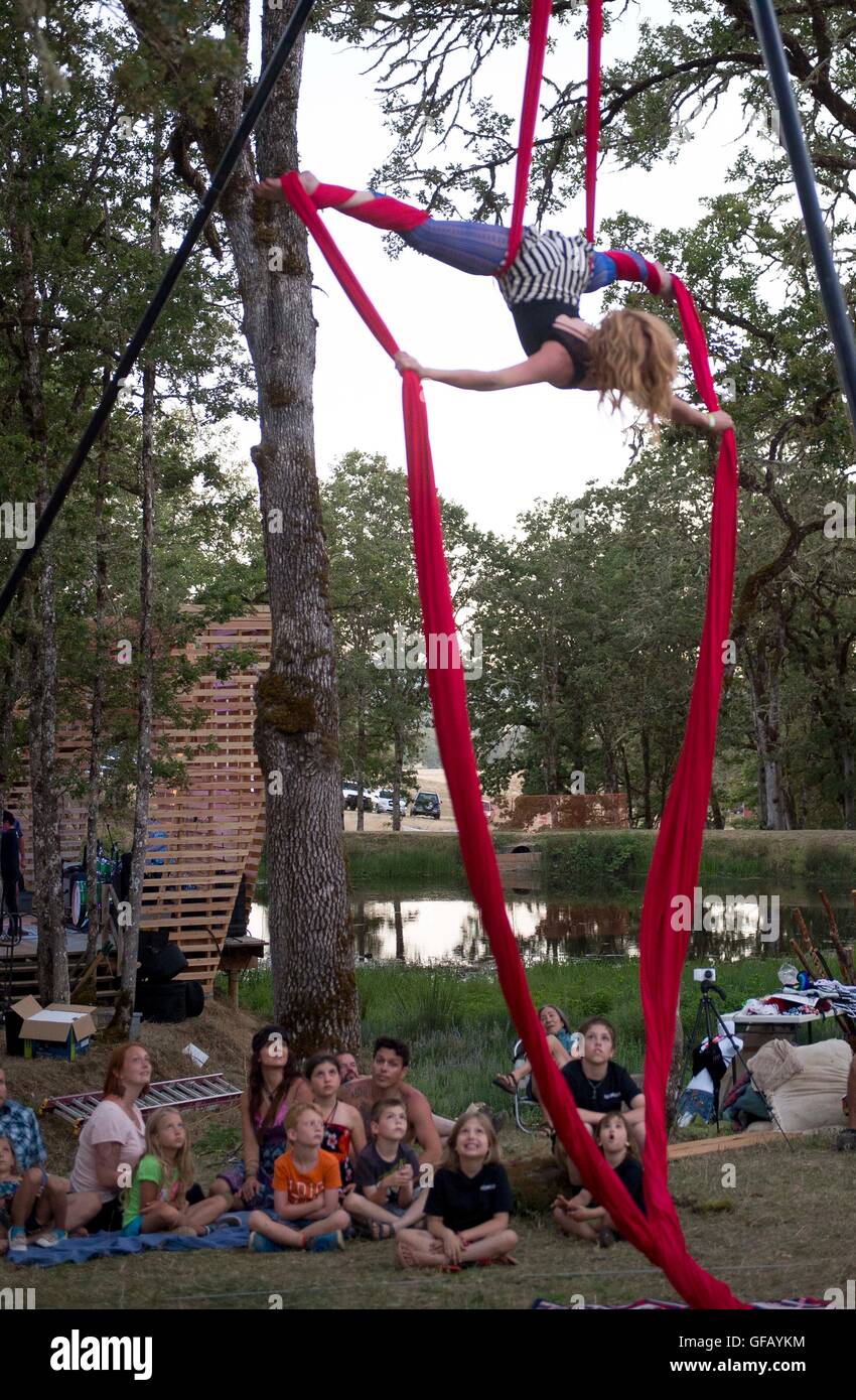 Oakland, Oregon, USA. 30th July, 2016. An acrobat from the Aethaerial ...