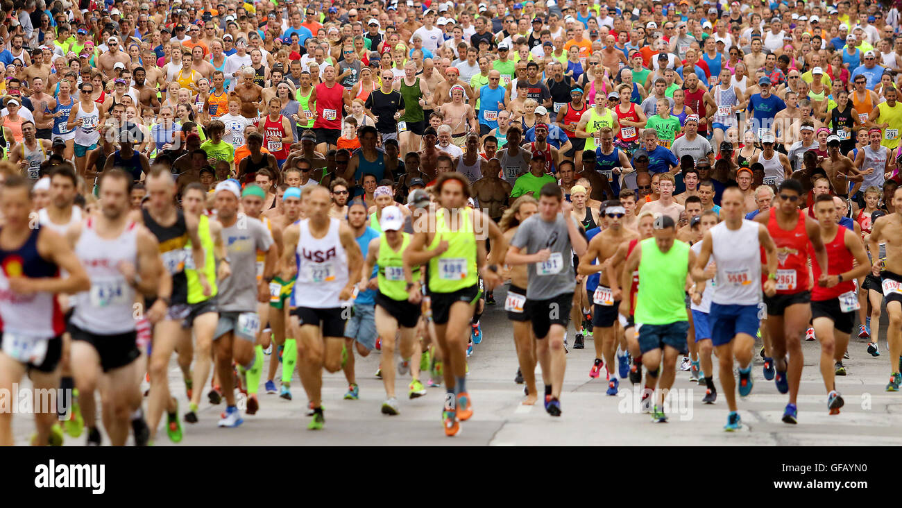 Davenport, Iowa, USA. 30th July, 2016. Thousands of runners attack ...