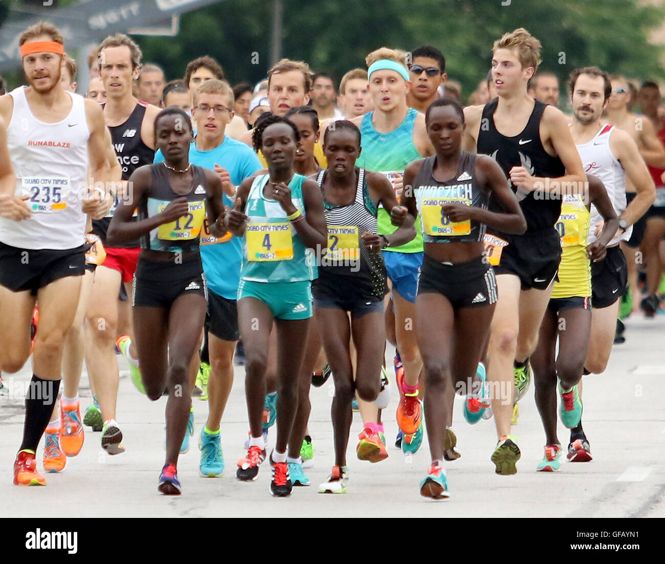Davenport, Iowa, USA. 30th July, 2016. A pack of elite female runners ...