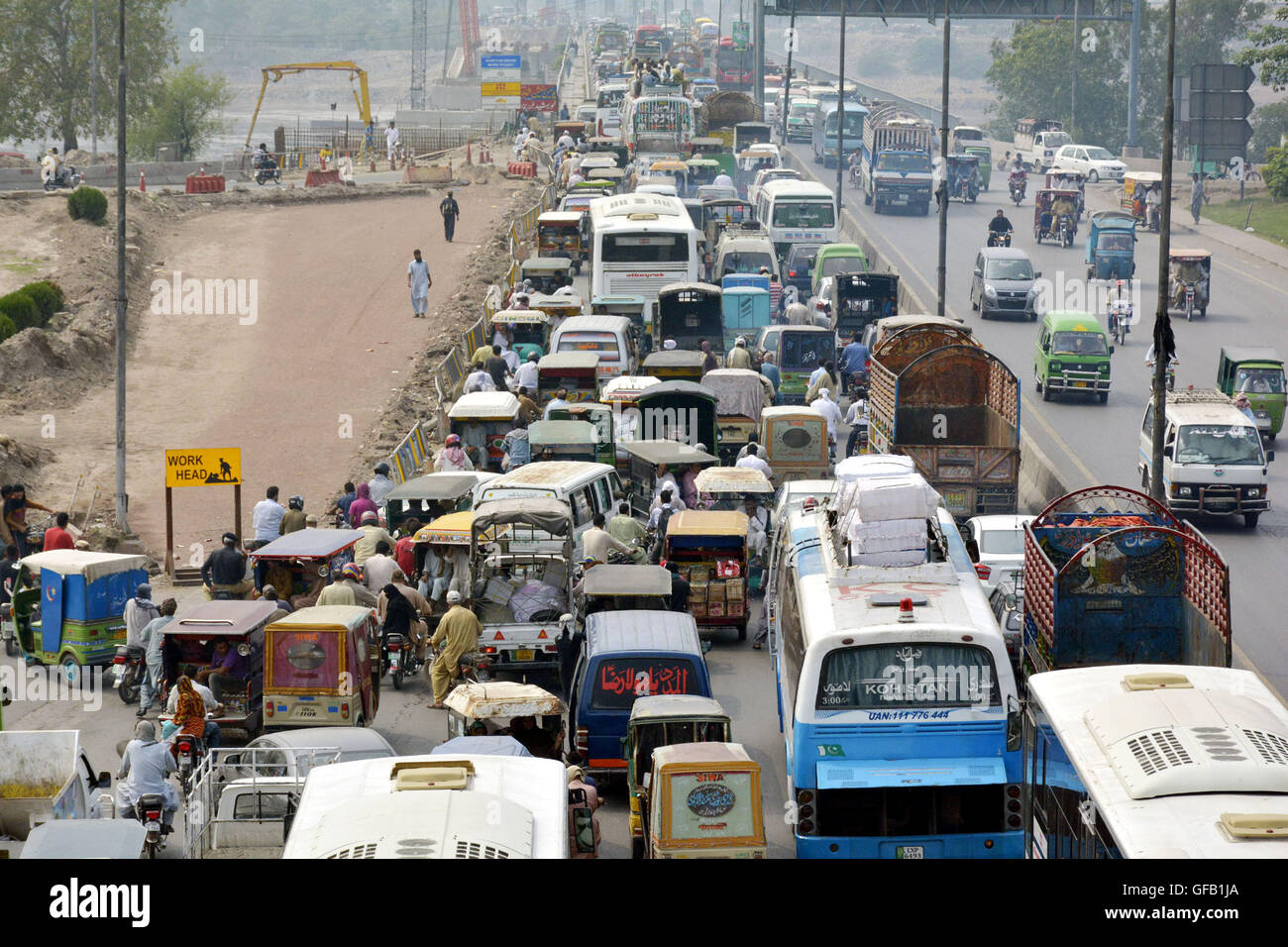 Traffic in lahore hi-res stock photography and images - Alamy