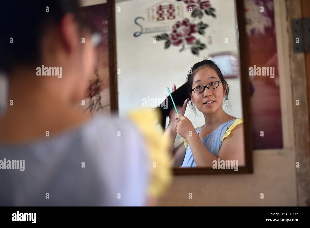 (160731) -- YINCHUAN, July 31, 2016 (Xinhua) -- Lu Rui combs her hair ...