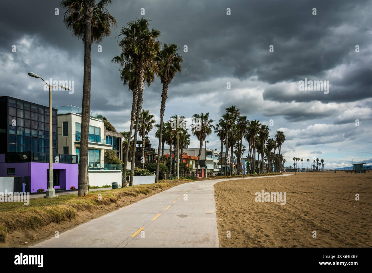 Bike path along the beach in Venice Beach, Los Angeles, California ...