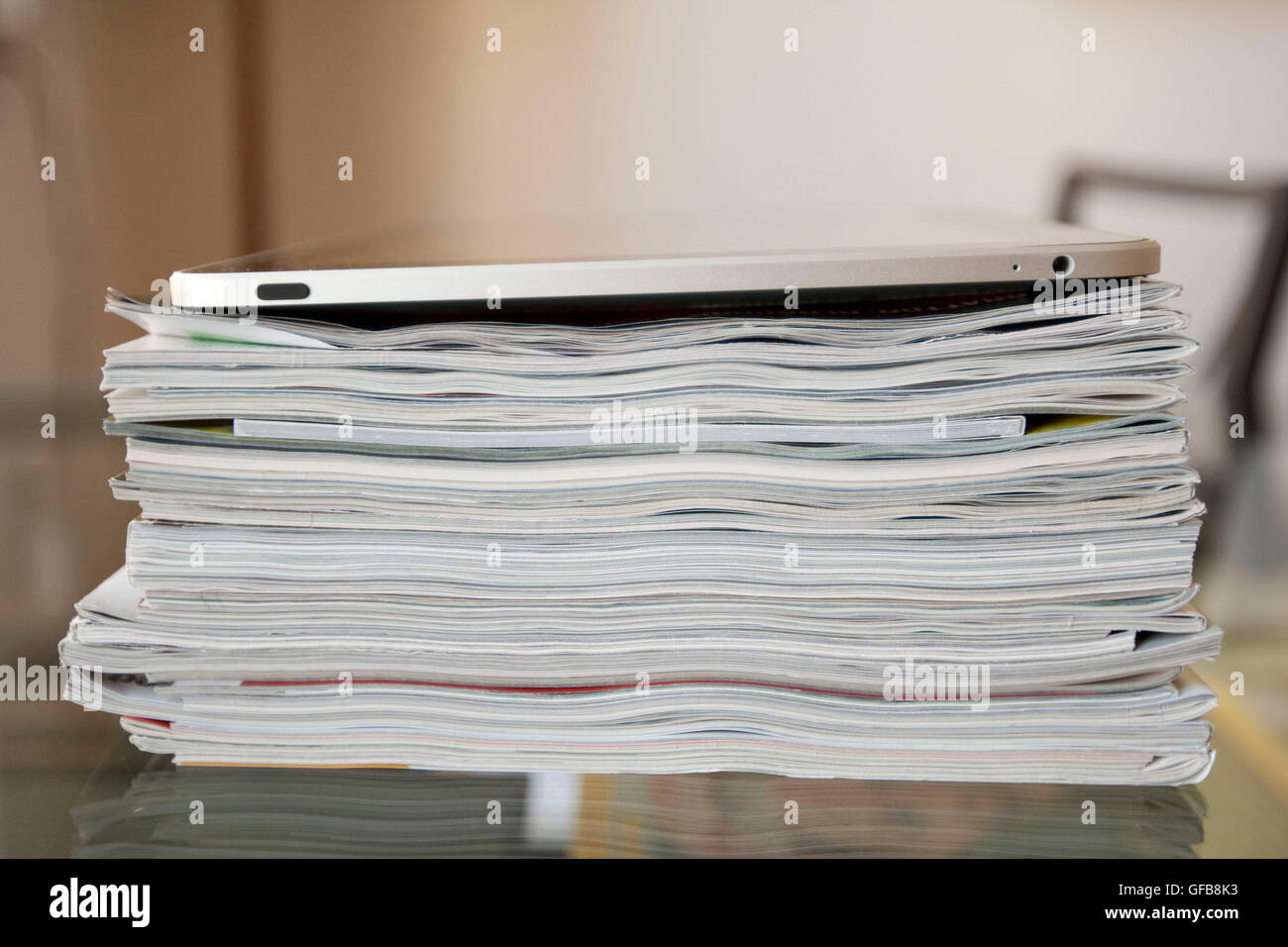 Magazine pile hi-res stock photography and images - Alamy