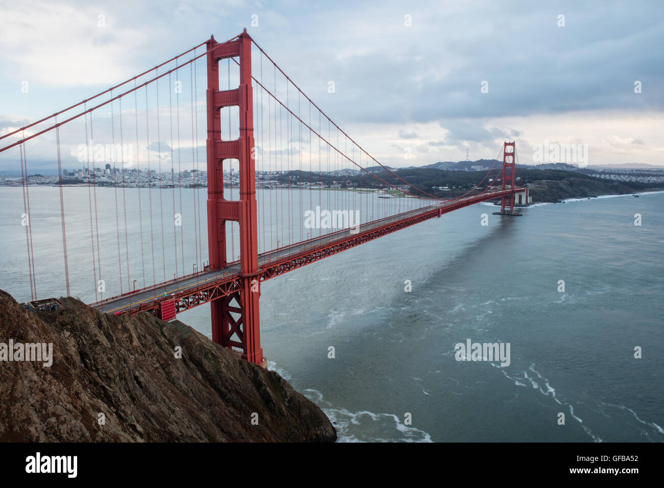 The iconic Golden Gate Bridge connects the beautiful northernCalifornia ...