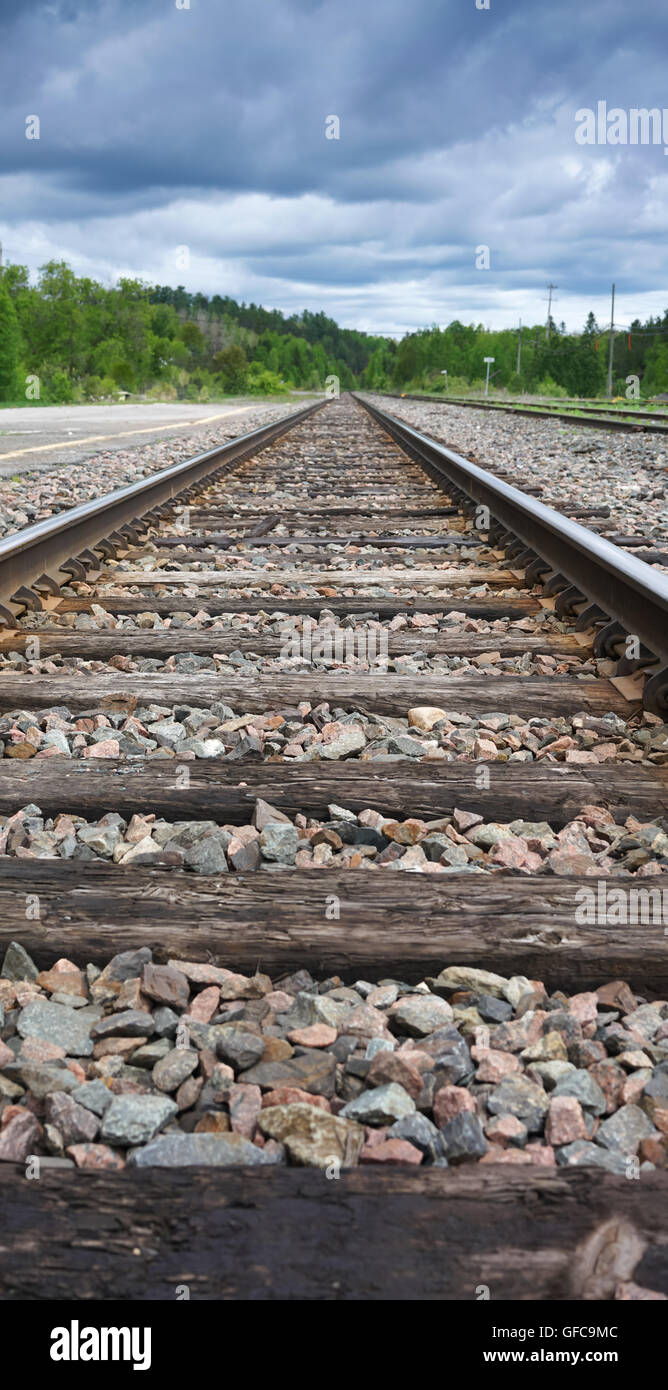 Horizon tracks hi-res stock photography and images - Alamy