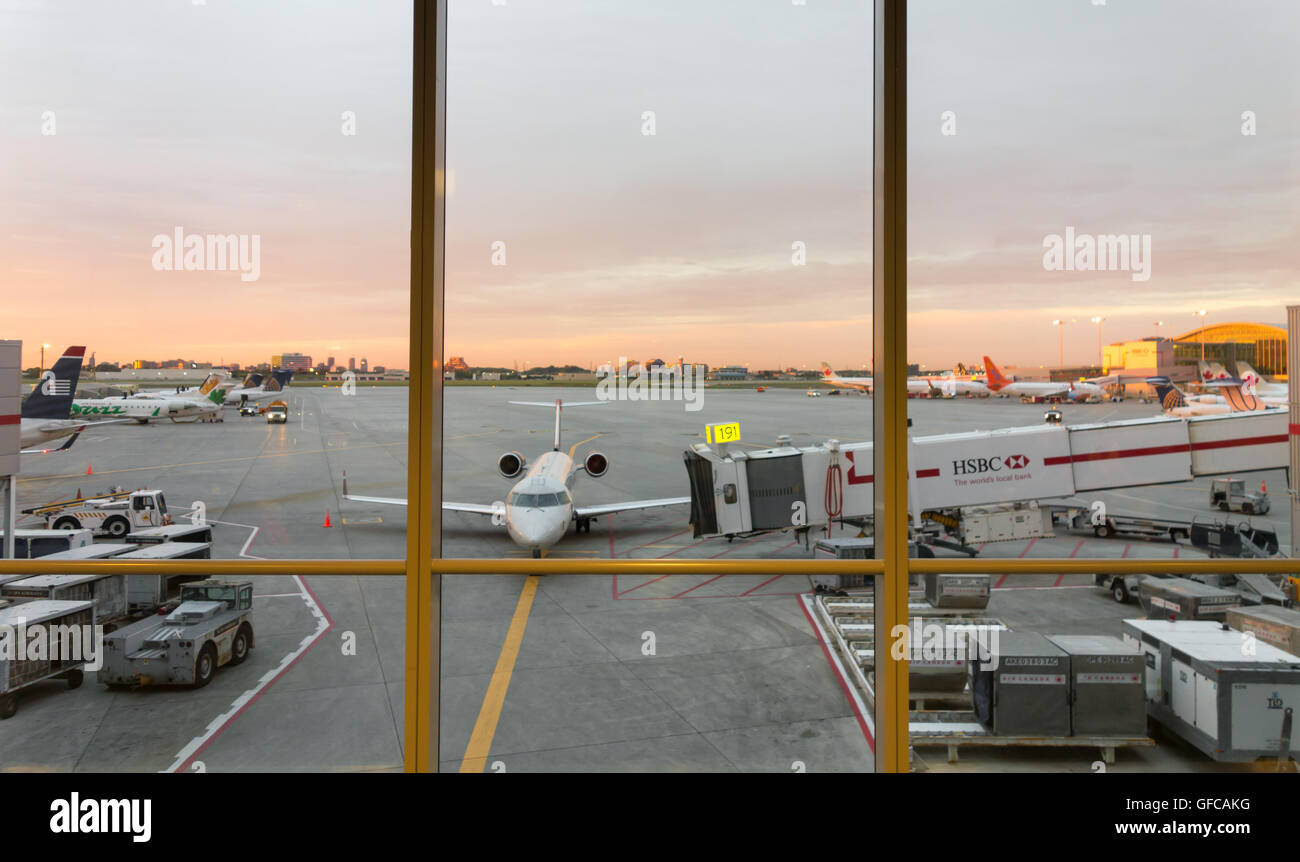 Airplanes at an airport hi-res stock photography and images - Alamy