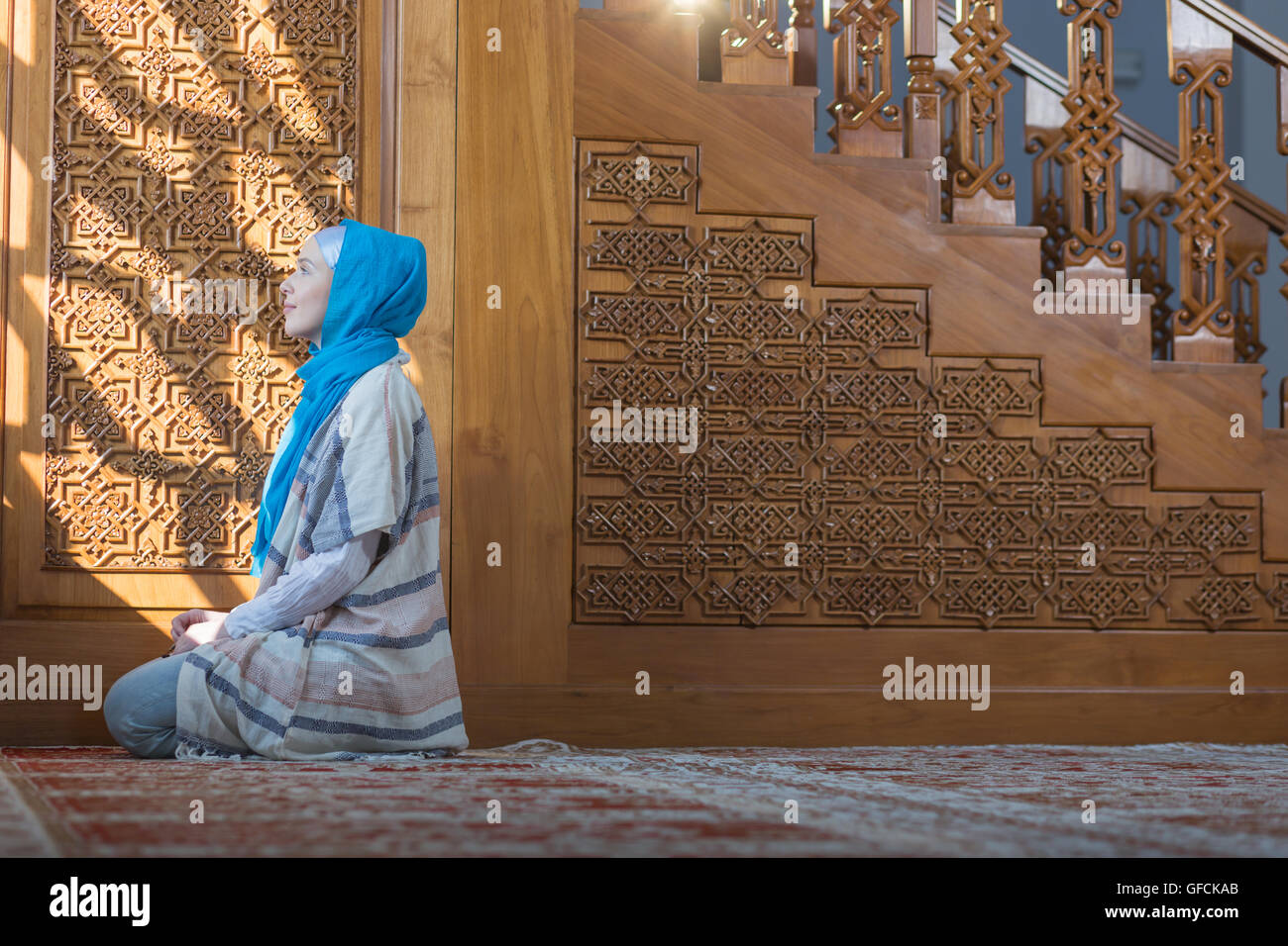 woman praying in the mosque Stock Photo - Alamy