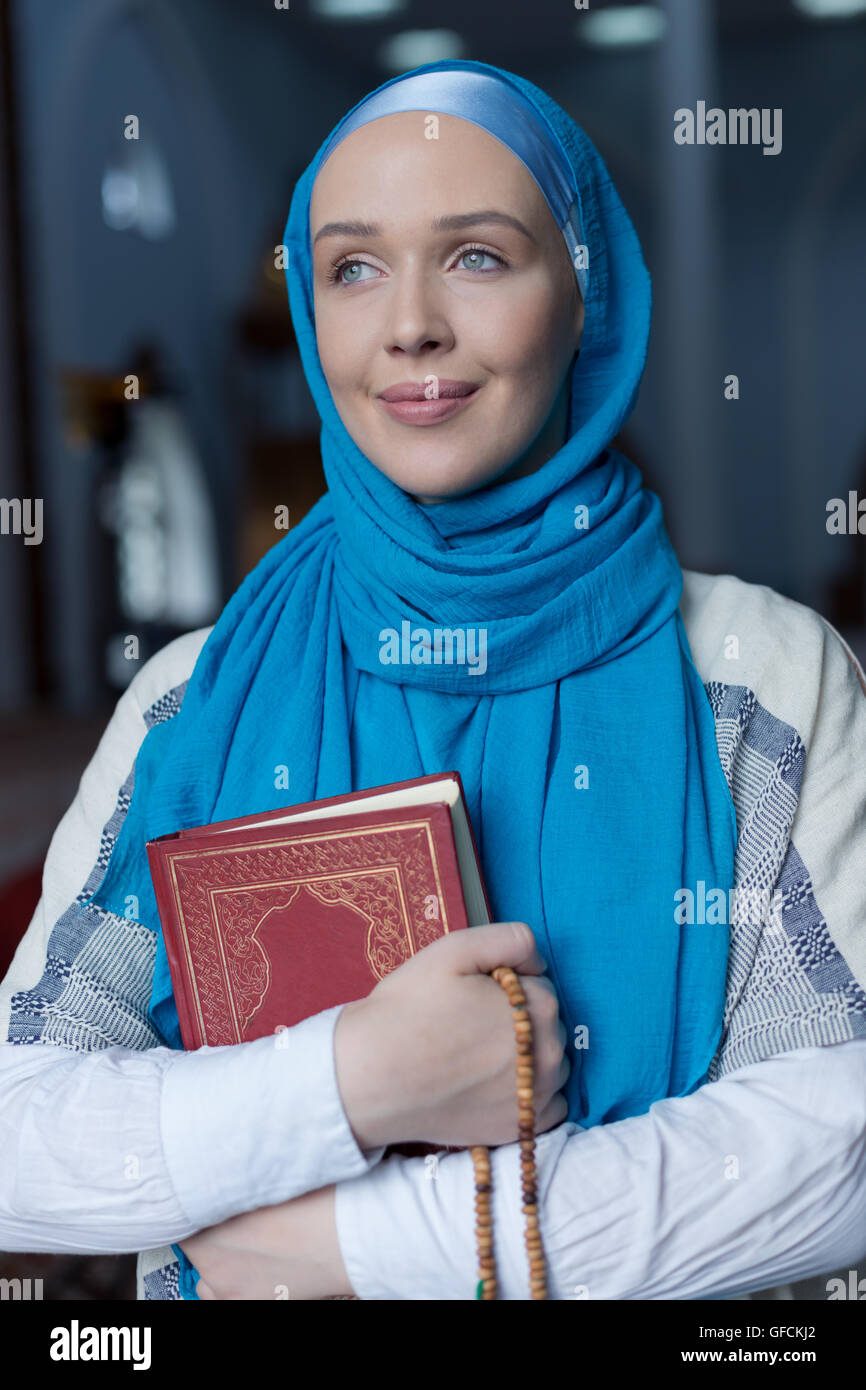 woman praying in the mosque Stock Photo - Alamy