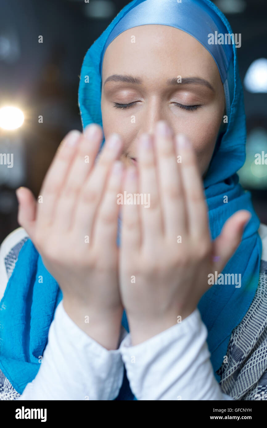 woman praying in the mosque Stock Photo - Alamy