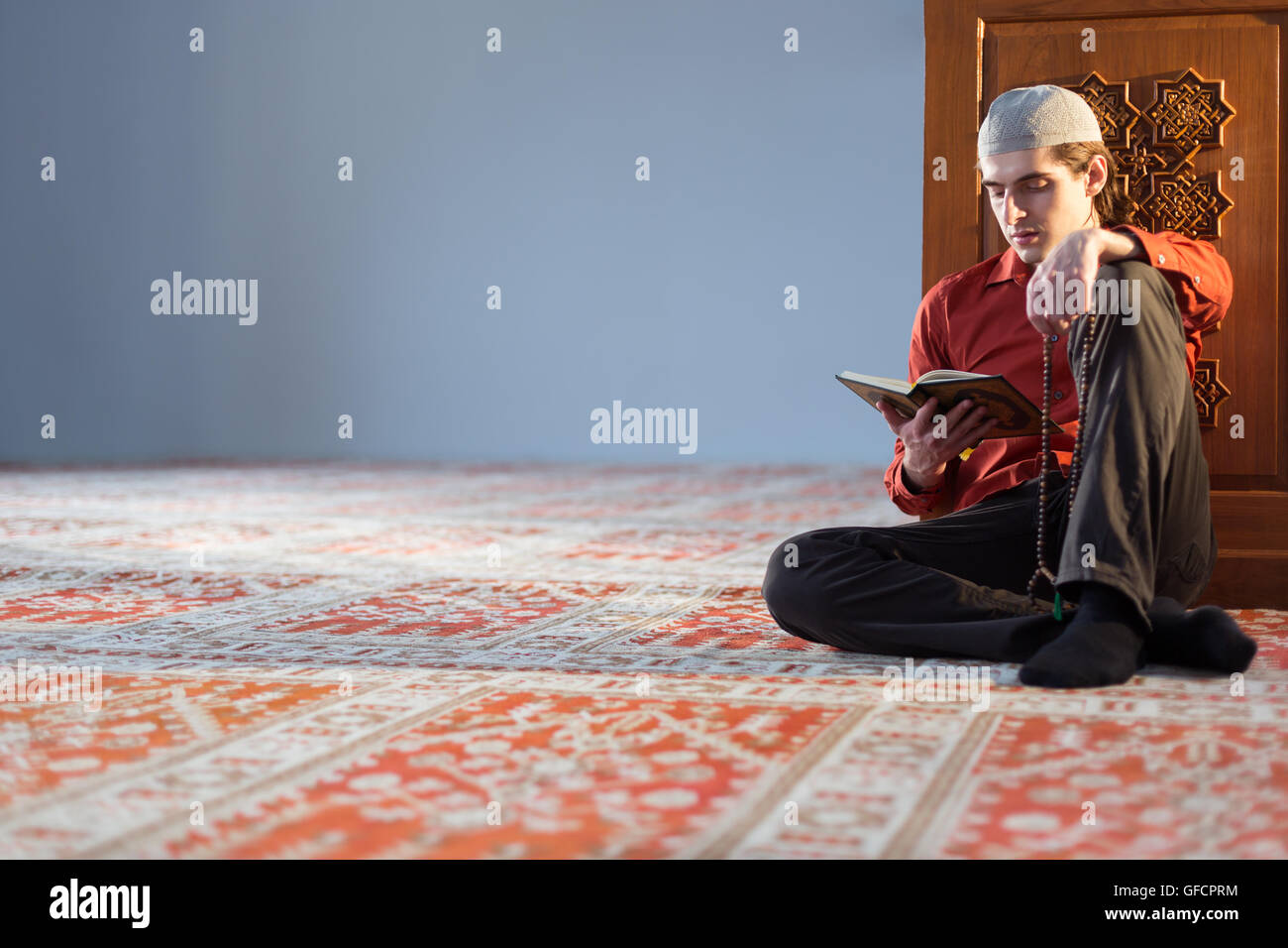 Reading quran hi-res stock photography and images - Alamy