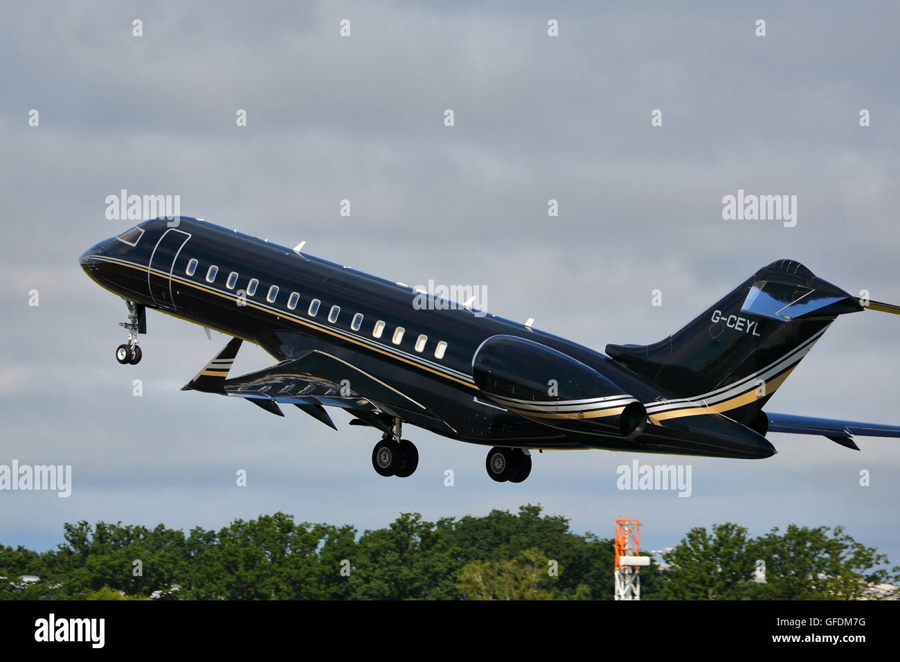 Bombardier Global Express BD-700 G-CEYL departing from Farnborough ...