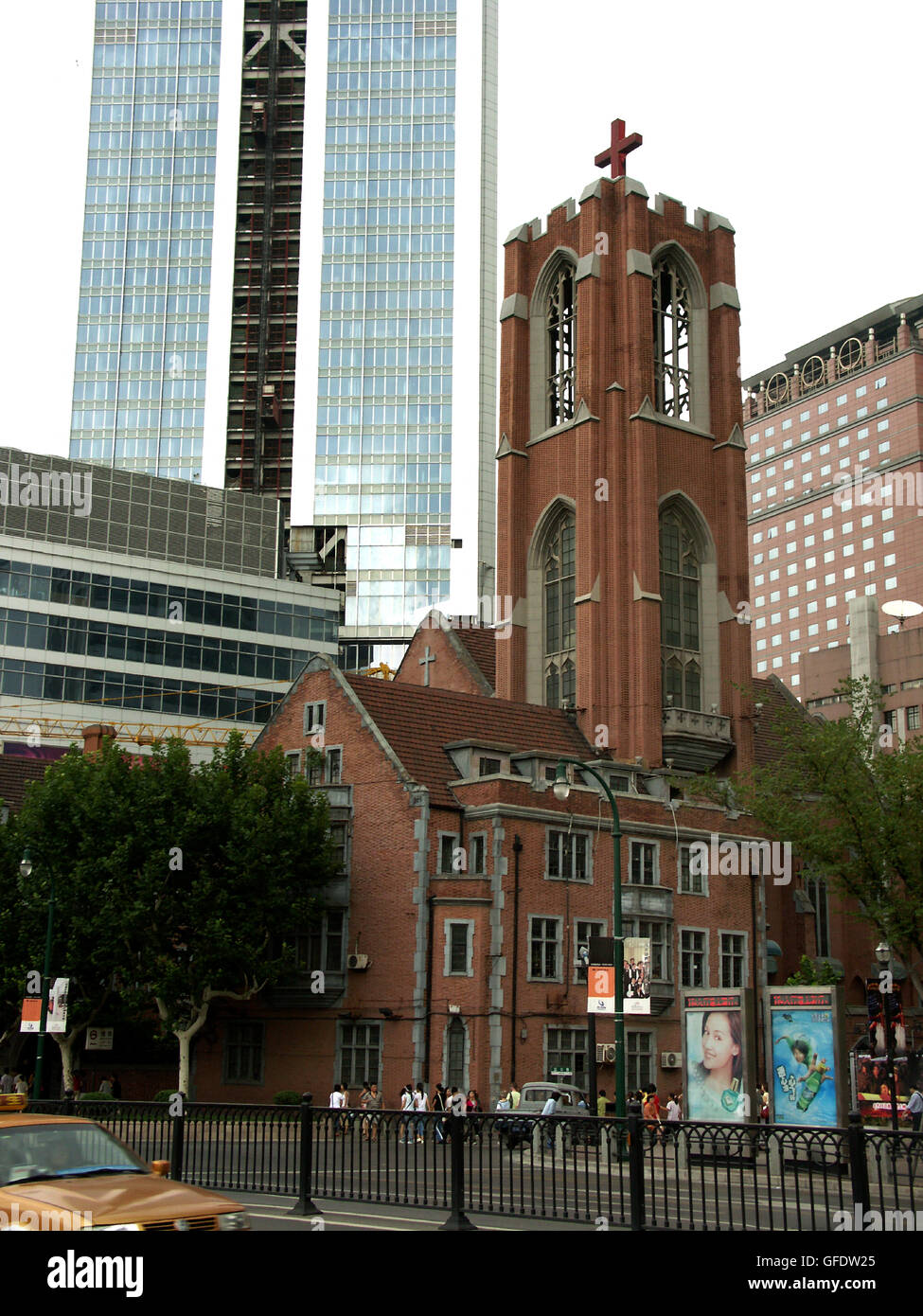Moore Church at the beginning of Nánjing Dong Lù Street in Shanghai ...