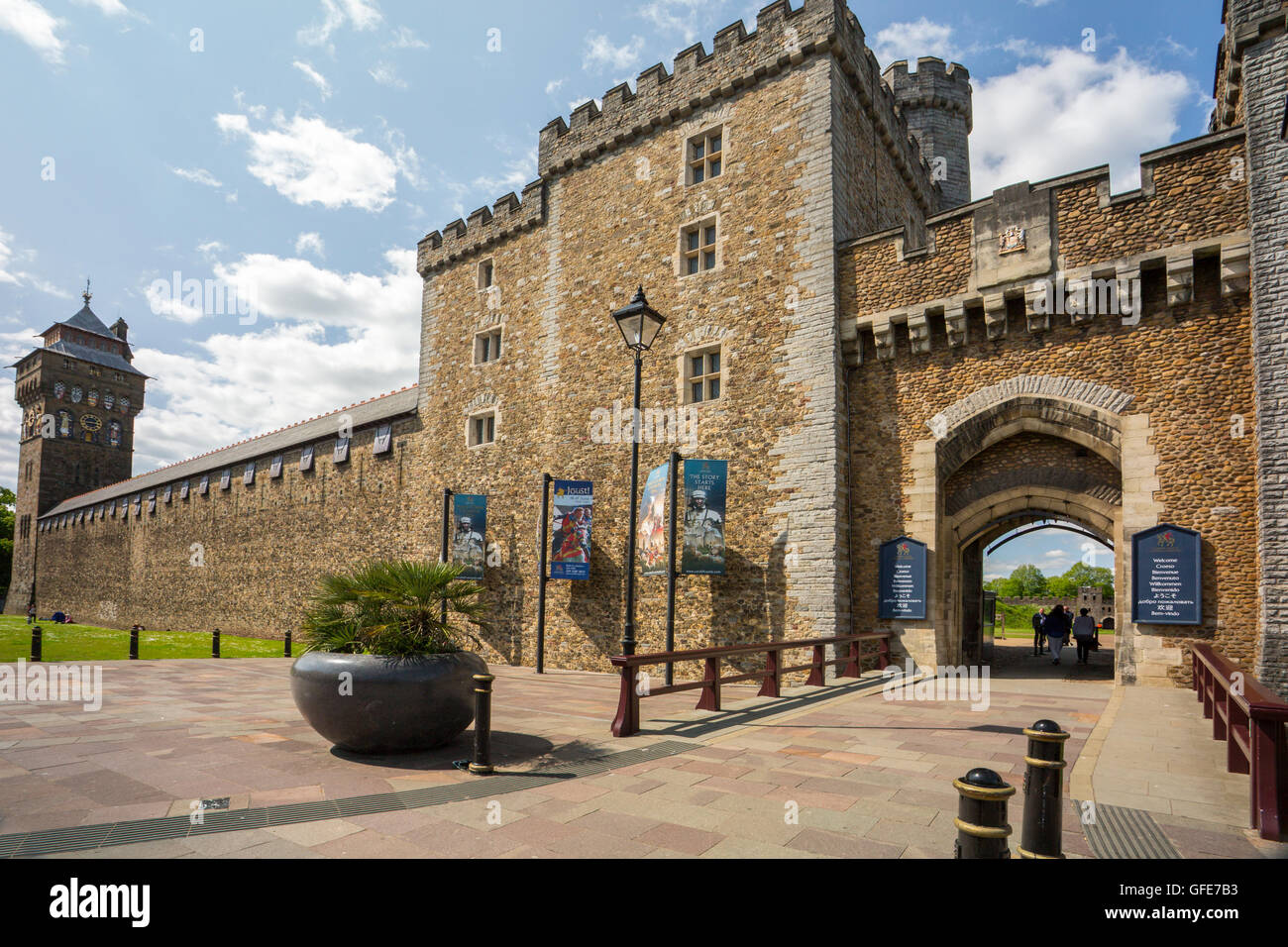 The entrance gatehouse to Cardiff Castle, South Glamorgan, Wales, UK ...