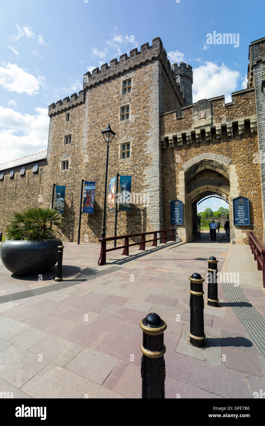 The entrance gatehouse to Cardiff Castle, South Glamorgan, Wales, UK ...
